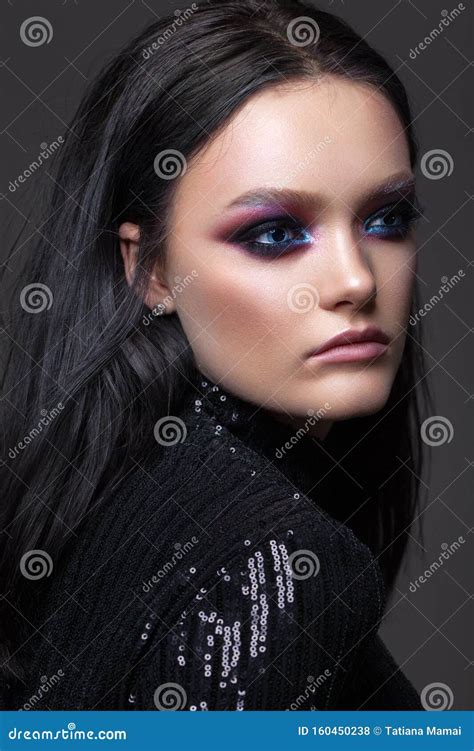 Atractiva Chica Sexy Con Coloridos Ojos Ahumados Piel Perfecta Pelo
