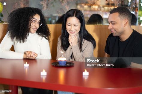 다양한 그룹 친구들이 커피숍 카페 생일 컵케이크 캔들을 즐깁니다 25 29세에 대한 스톡 사진 및 기타 이미지 25 29세 남성 다민족 그룹 Istock