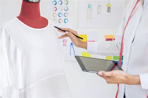 측정 레드 스케치 예술 직업 및 직업 직업에 새로운 컬렉션의 디지털 태블릿에 독창적인 디자인과 예술적인 개념으로 더미를 사용 하는 세련 된 패션 디자이너 개인 장식품에 대한