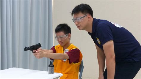 新北市政府警察局 本局今年首創的「 csi偵探體驗營」今天上午在訓練中心熱鬧展開，參加的學員們分成小組輪流體驗