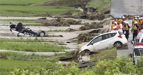 일본 북부 폭우 하천에 뒤집힌 경찰차