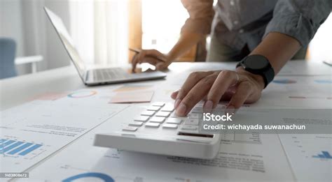 계산기에서 작업 연필을 들고 사업가 또는 회계사 손의 닫기 재무 데이터 보고서 회계 문서 및 사무실에서 노트북 컴퓨터 비즈니스