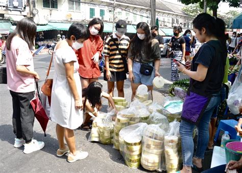 ลอยกระทง65 ประชาชนเดินทางเลือกซื้อกระทงกันอย่างคึกคัก