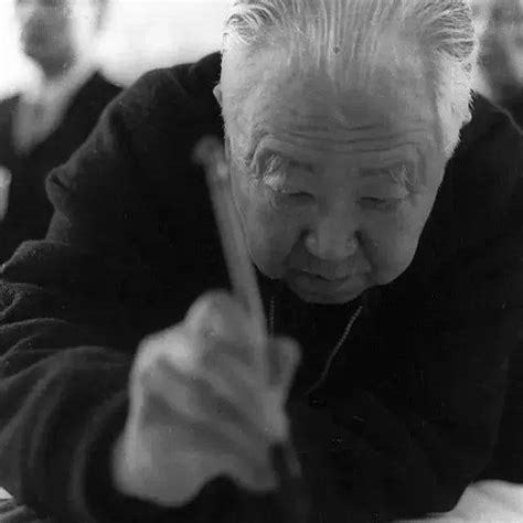 启功题字疑似出现“错字”被弃用，到底错在谁？先生写法报纸