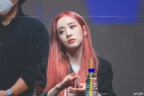 빨간색으로 염색한 배텐의 막내 러블리즈 유지애