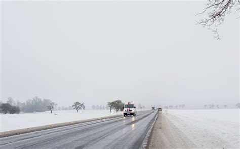 Ledo Kelius įveikė Ne Visi Slydo Mašinos Griuvo žmonės Rinkosaikstelt