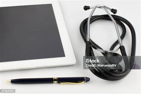 태블릿 컴퓨터 금속 실버 블랙 펜 및 청진기 흰색 배경 복사 공간 0명에 대한 스톡 사진 및 기타 이미지 0명 개념과 주제 건강관리와 의술 Istock