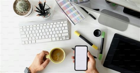 크리에이티브 아티스트 작업 공간에서 빈 화면 휴대폰을 들고 있는 그래픽 디자이너 상위 뷰 작업장 사진 Unsplash의 태국 이미지