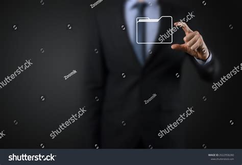 비즈니스 담당자가 폴더 아이콘을 사용합니다최신 컴퓨터를 스톡 사진 2022958280 Shutterstock