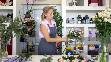 꽃집 여자는 장미 잎과 안개 꽃과 사랑스러운 꽃다발을 만듭니다 꽃집 주인에 대한 스톡 사진 및 기타 이미지 꽃집 주인 부케