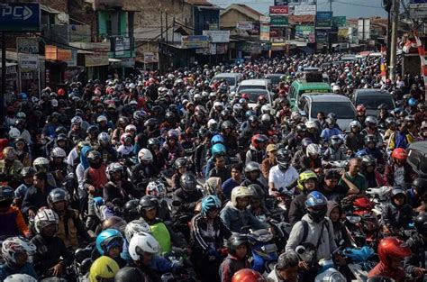 Ribuan Motor Terjebak Macet Akibat Jalur Utama Bandung Banjir
