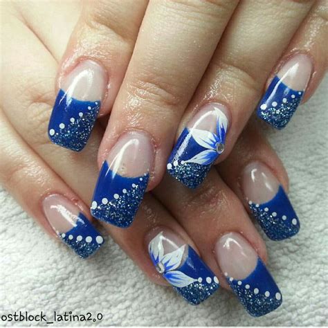 Nägel Gelnägel blau weiß glitzer blume strass punkte nails gelnails