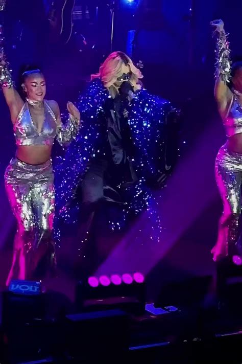 José Norberto Flesch on Twitter Bebe Rexha apareceu usando óculos de