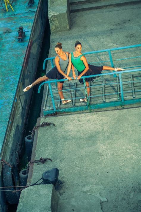 Jeune Beau Ballet Jumeau De Danse De La Soeur Deux Dans La Ville Avec