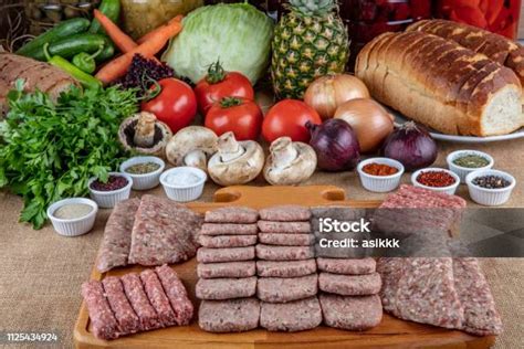 터키 생된 미트볼 호스텔 또는 Kofta 나무 표면에 다진 고기로 만든 경 절삭에서 터키 전통 식사 호스텔의 다른 종류 가까운에