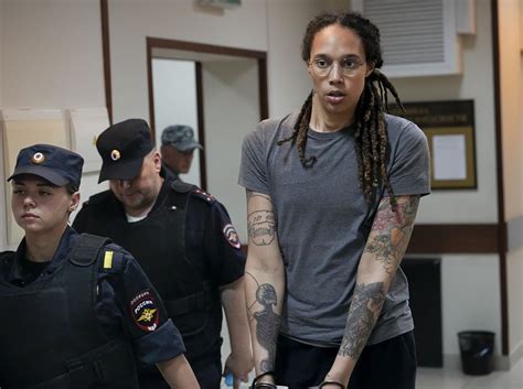 Rusia Traslada A La Jugadora De Baloncesto Brittney Griner A Una