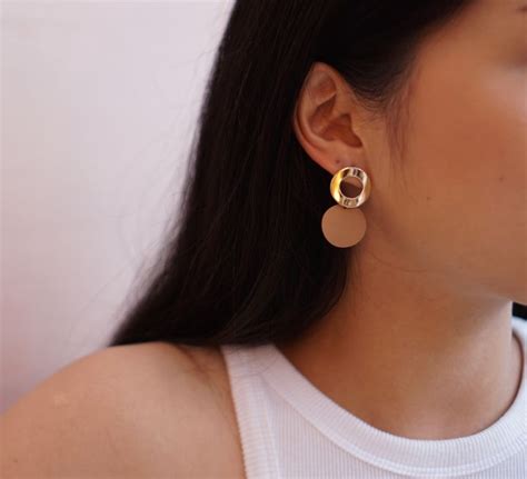 ต่างหูสไตล์เกาหลี สีนู้ด อะไหล่ทอง Korean Style Earrings In Nude