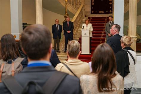 La alcaldesa reclama ante el Secretario de Estado de la Unión Europea una mayor participación de