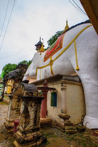 슈 바 타웅 Monywa 미얀마 근처 불교 사이트의 건물의 코끼리 장식 0명에 대한 스톡 사진 및 기타 이미지 0명 건축
