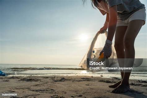 물을 절약하십시오 자원 봉사자는 해변에서 쓰레기 쓰레기를 줍고 플라스틱 병은 분해가 어려워 수생 생물에 해를 끼치 지 않습니다 지구 환경 행성 녹화 지구 온난화 감소 세상을