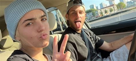 Fer Serrano Is De Bekende Vriendin Van Santiago Gimenez