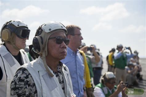 美菲防长携手登航母巡航南海 飞机上握手面露笑容手机凤凰网