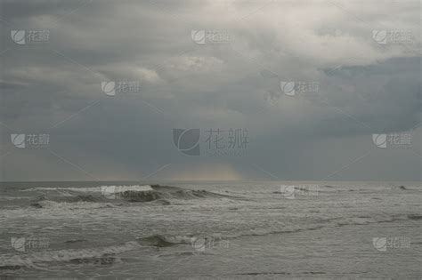 海浪和风暴云的背景