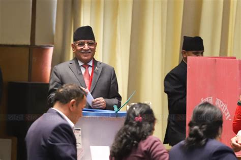 थाहा खबर उपराष्ट्रपतिमा प्रधानमन्त्री दाहालले गरे मतदान