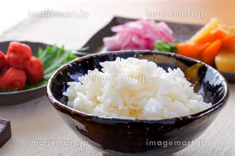 ご飯と小皿に盛った梅干し。健康的な食卓。の写真素材 204521242 イメージマート