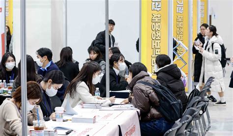 포토 공공기관 채용 상담 받는 구직자들