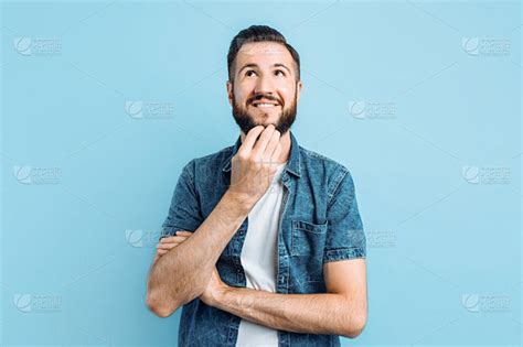 蓝色背景下沉思的男人