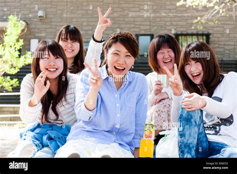 Japan Shukugawa Alle fünf japanische teenage Frauen Lächeln und