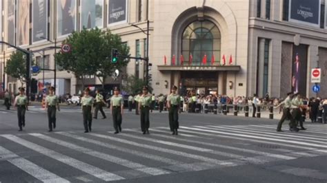 上海南京路再现“拉链式人墙”，武警战士给足游客“安全感”暖心帧澎湃新闻 The Paper