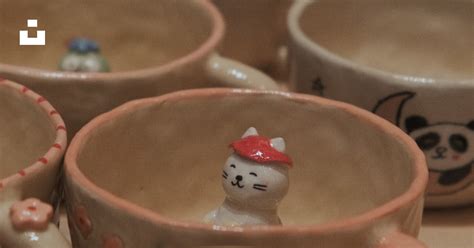 테이블 위에 있는 많은 커피 컵의 클로즈업 사진 Unsplash의 무료 기념품 이미지