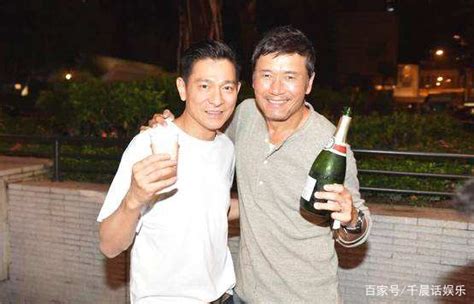 吴京发小，曾经的当红歌手，却醉心演戏，被吴京骗去演《战狼》百科ta说