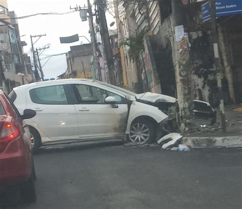Homem bate carro em poste e moradores ficam sem energia elétrica em