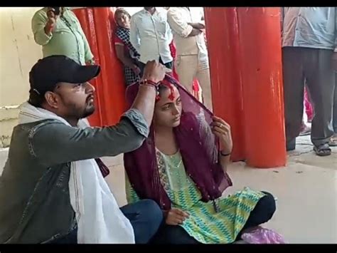 The Loving Couple Got Married After Reaching The Police Station In