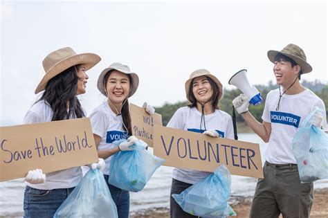 쓰레기 봉투를 들고 있는 자원봉사자 그룹 플라스틱 쓰레기를 청소하십시오 자연의 보존과 보살핌 청결 세상을 깨끗하게 유지하라는 초대 플라스틱도 거품도 없는 세상을 구하세요