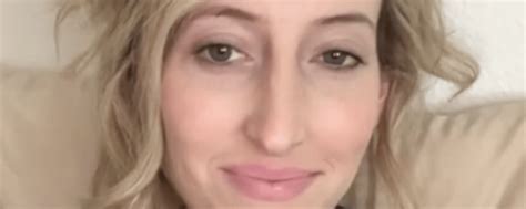 Une femme allaite le bébé de sa sœur quand elle a besoin d une pause Ayoye