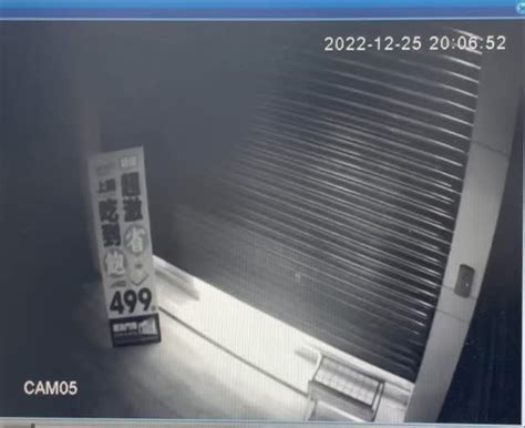 偶然翻到這個前年的影片⋯ 那天雖然下班了， 但因為還在幫客人設定手機需要收驗證碼 而我們店只要下鐵門後各電信的訊號就會奇差 所以我就請同事鐵門