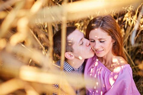 Jong Stel In Liefde Voor Buitenshuis Verblindend Sensual Portret In Het