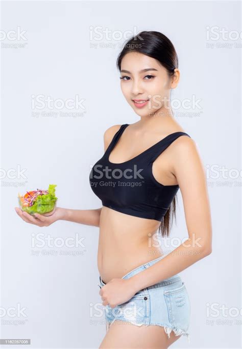 흰색 배경에 고립 된 샐러드 야채 음식을 들고 미소 아름다운 초상화 젊은 아시아 여성 건강한 건강 관리 또는 웰빙 개념채식을