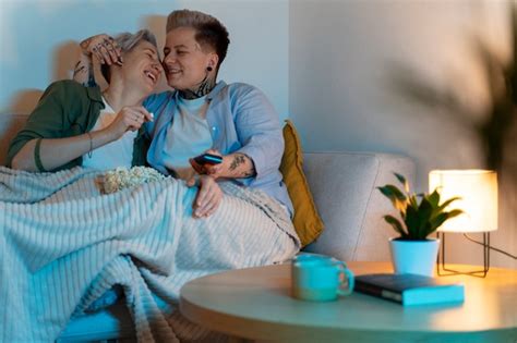 Casal De Lésbicas Romântico De Vista Frontal Em Casa Foto Grátis