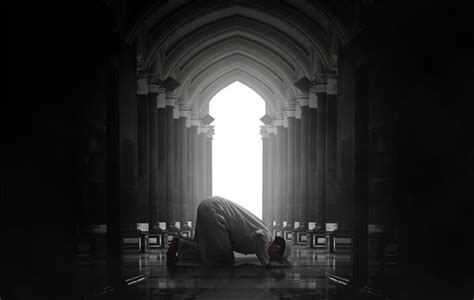 زن مسلمان آسیایی با روبنده ایستاده در حالی که دستانش را بالا برده و