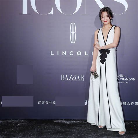 芭莎红毯，ab倪妮礼服靠颜撑，赵丽颖穿国产高定珠宝让人惊喜凤凰网