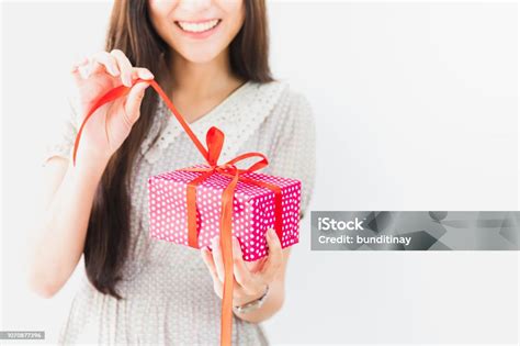 젊은 아름 다운 아시아 여자 오픈 선물 상자입니다 흰색 배경에서 웃는 얼굴 파티와 축 하 개념입니다 공휴일에 대한 스톡 사진 및