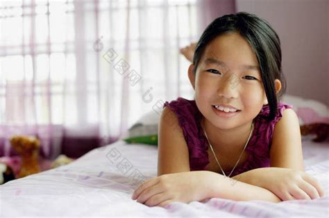 可爱的女孩在卧室里图片 包图网企业站
