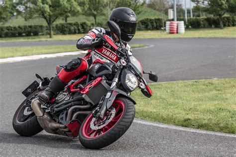 Einsteiger Nakedbikes 2016 Yamaha MT 07 Honda CB650F Suzuki SV650