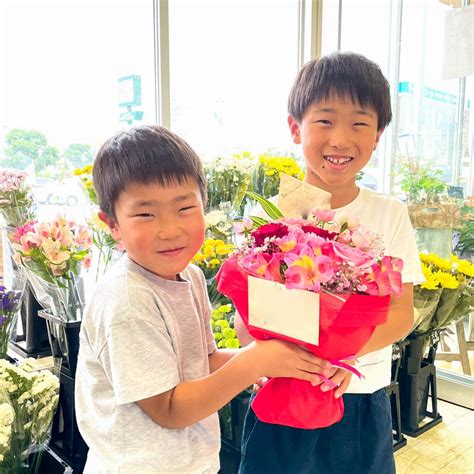 ヌボー生花店 長野市 花屋 【笑顔を運ぶ花贈り】お祝いに花束を シンプルにオシャレな感じがとっても素敵です♬ Nubow×adorerにて