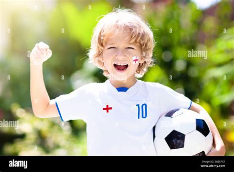 Les Supporters De Football D Angleterre Applaudissent Les Enfants